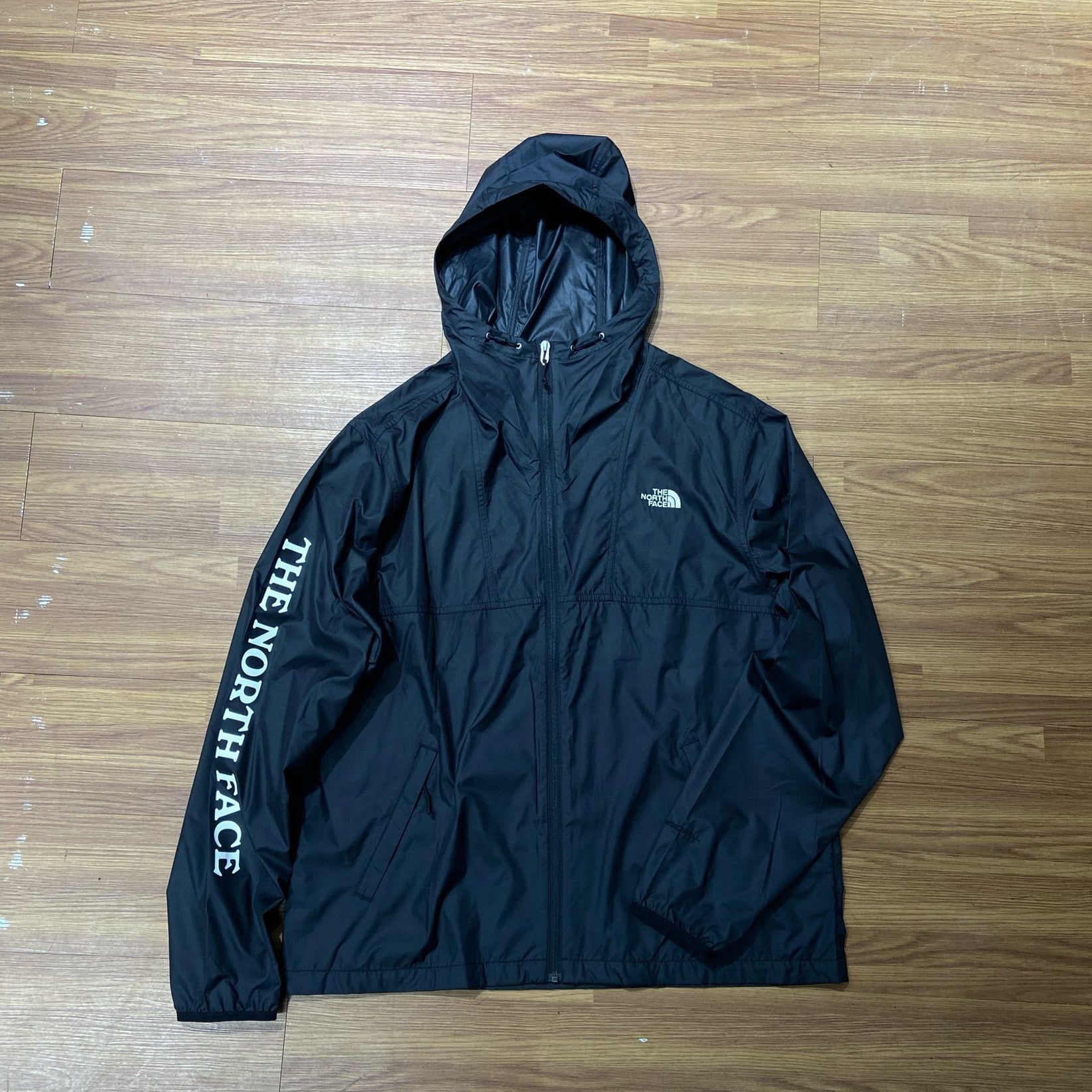 TNF Sleeve Graphic Cyclone Jacket NF0A5A3XJK3 | 黑色袖標防風風衣外套 | KixBros
